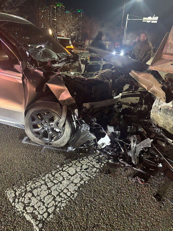 대형트럭 3차선 불법주차 '예고된 참사'